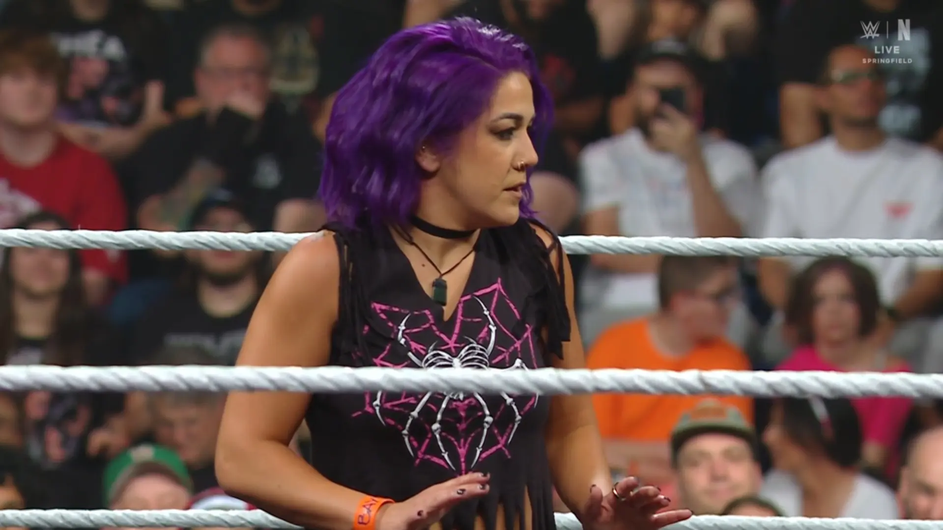 Bayley aparece no RAW para salvar Lyra Valkyria - Universo W